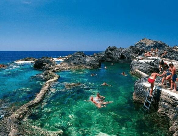 Piscinas naturales de garachico, bañarte entre rocas de Volcán